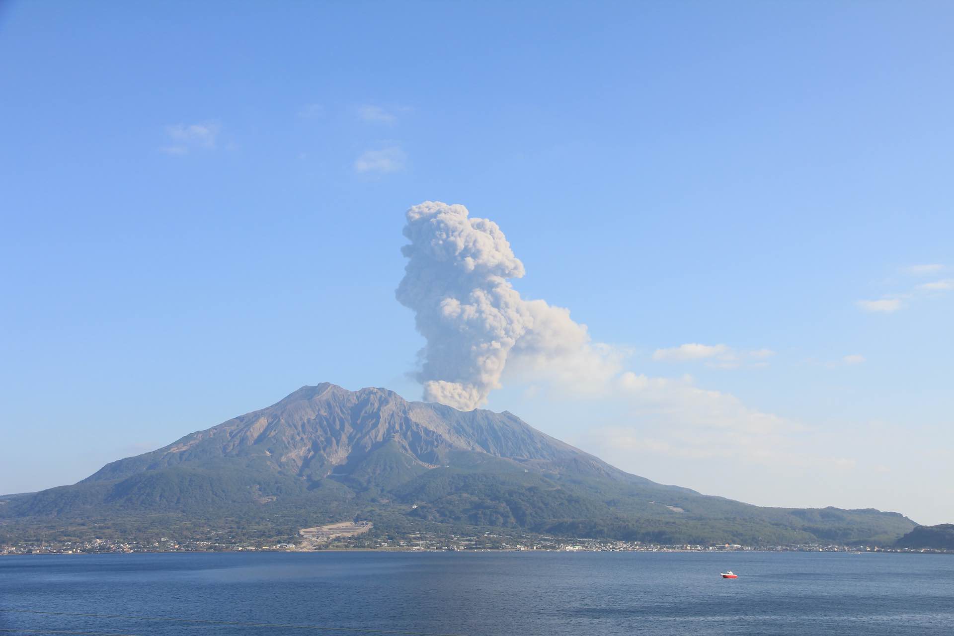 Sakurajima volcano eruption alert raised to highest level in Japan ...